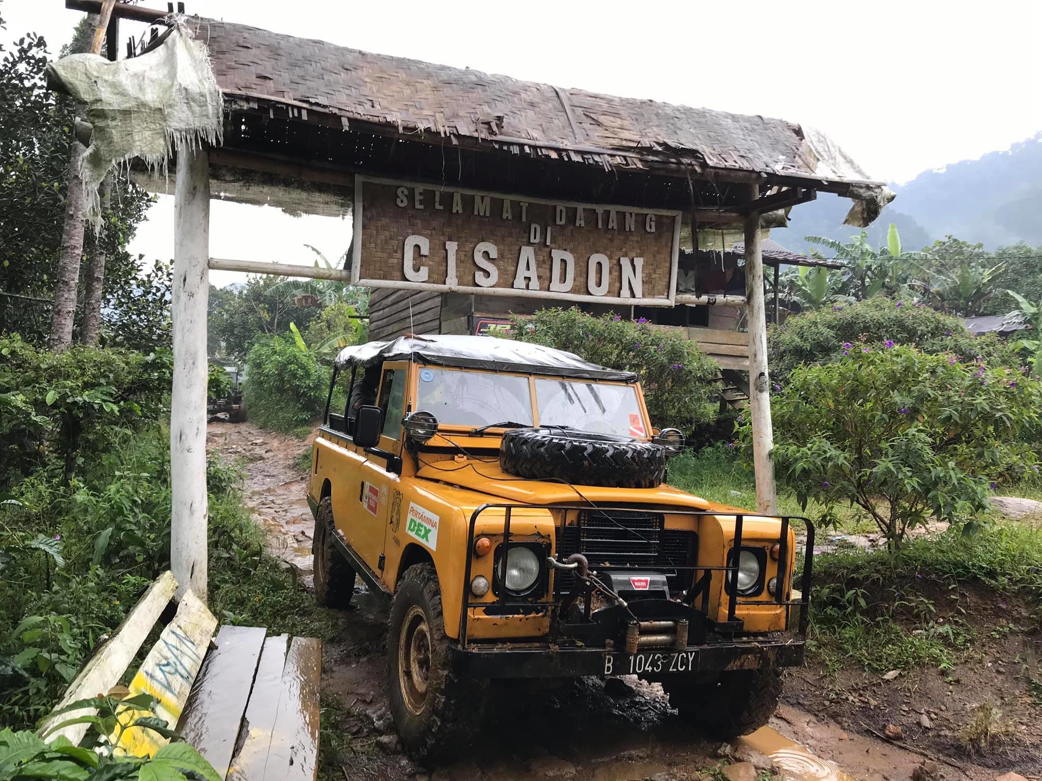 Wisata Trekking Menuju Curug dan Kebun Kopi Cisadon
