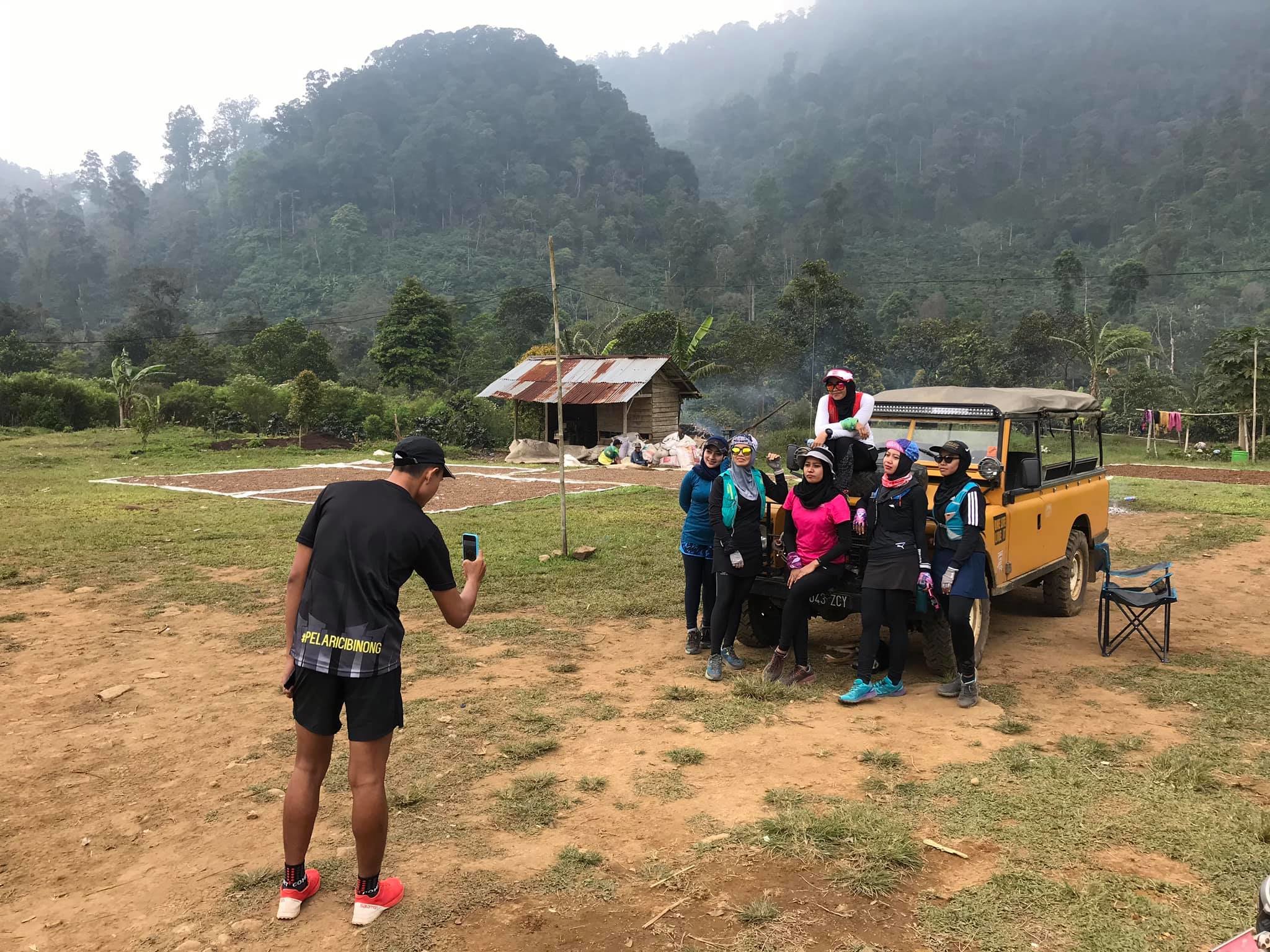 Wisata Trekking Menuju Curug dan Kebun Kopi Cisadon