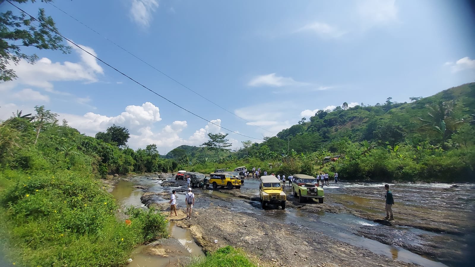 30 Landrover bergembira di Trek Wisata Outbound Offroad Hambalang ...
